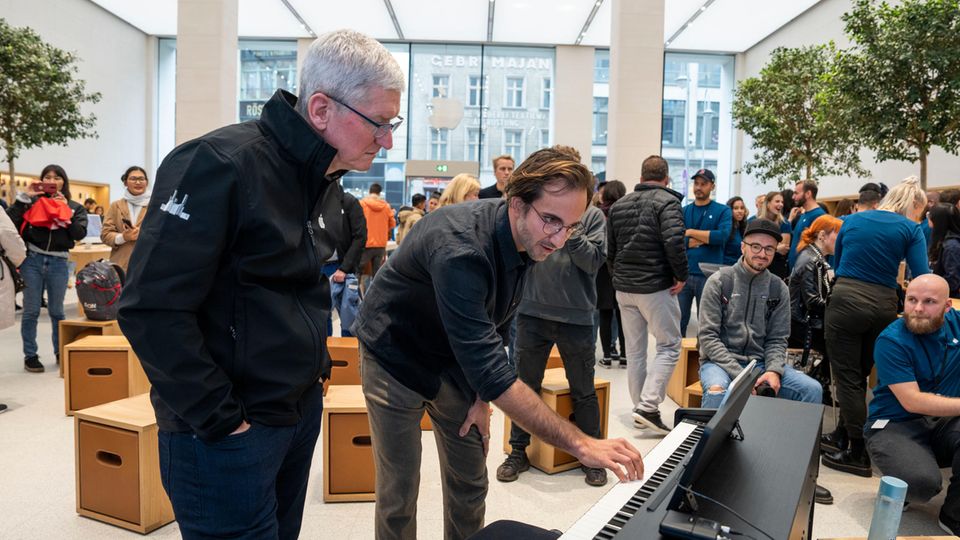 Apple-Chef Tim Cook zu Besuch in Berlin: "Das ist unglaublich, es ist ...