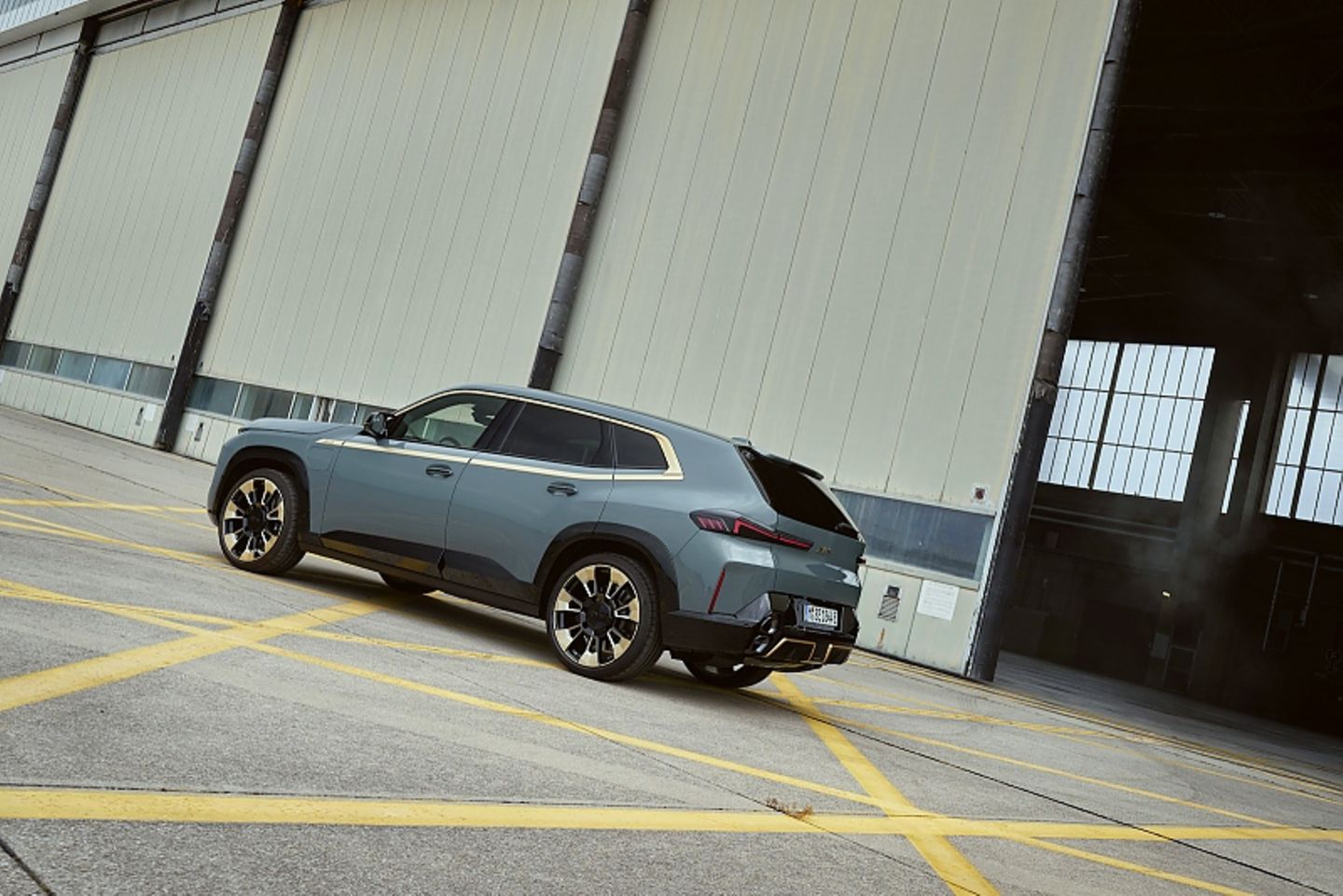 BMW stellt neuen Monster-SUV mit 5 Meter Länge und 750 PS vor | STERN.de