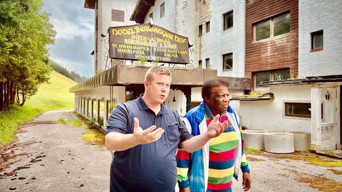 Lost Places in Tirol: Roberto Blanco besucht das Gruselhotel Berwanger Hof | STERN.de