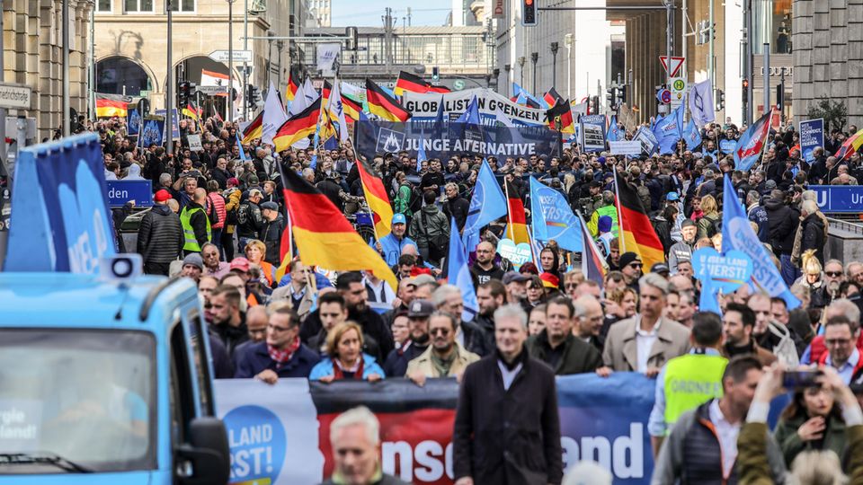 AfD: Tausende Teilnehmer bei Demonstration im Regierungsviertel | STERN.de AfD: Tausende Teilnehmer bei Demonstration im Regierungsviertel | STERN.de
