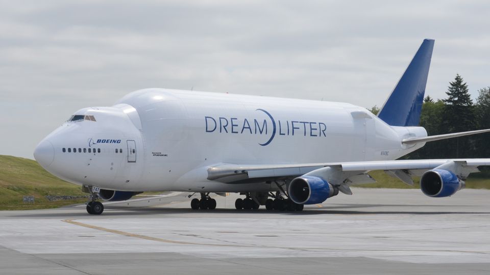 Dreamlifter von Boeing verliert beim Start ein Rad | STERN.de