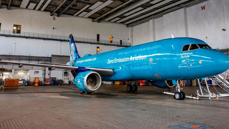 Der Fanhansa-Airbus von Lufthansa fliegt als Botschafter: "Diversity ...