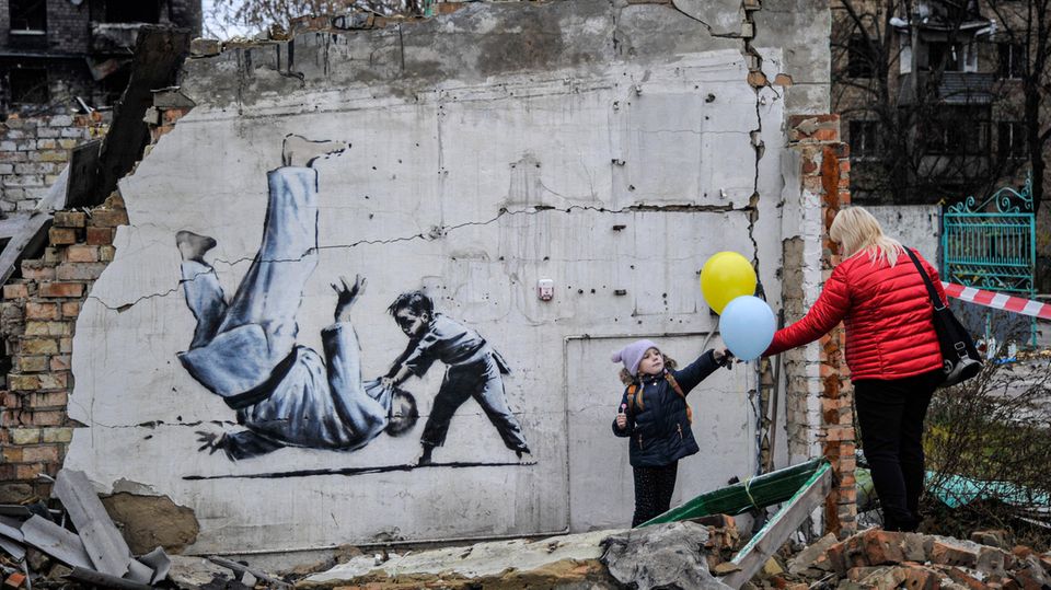 Banksy in der Ukraine: Das sind seine Bilder in den Trümmern des Kriegs ...