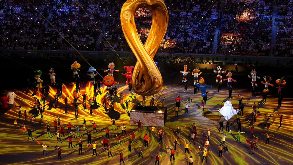 Fußball-WM 2022 in Katar: Presse spricht von "irrer" Eröffnung | STERN.de