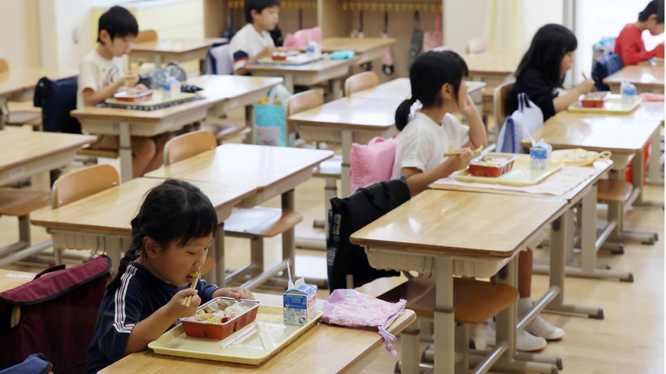 Japan: Noch immer Sprechverbot während Schulpause wegen Corona | STERN.de