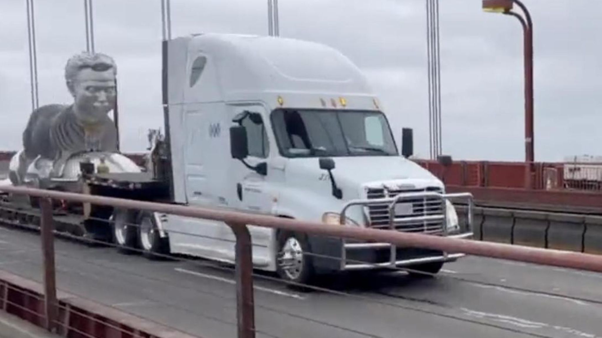 Elon Musk: Fans bauen ihm eine riesige Statue – in der Form einer Ziege ...