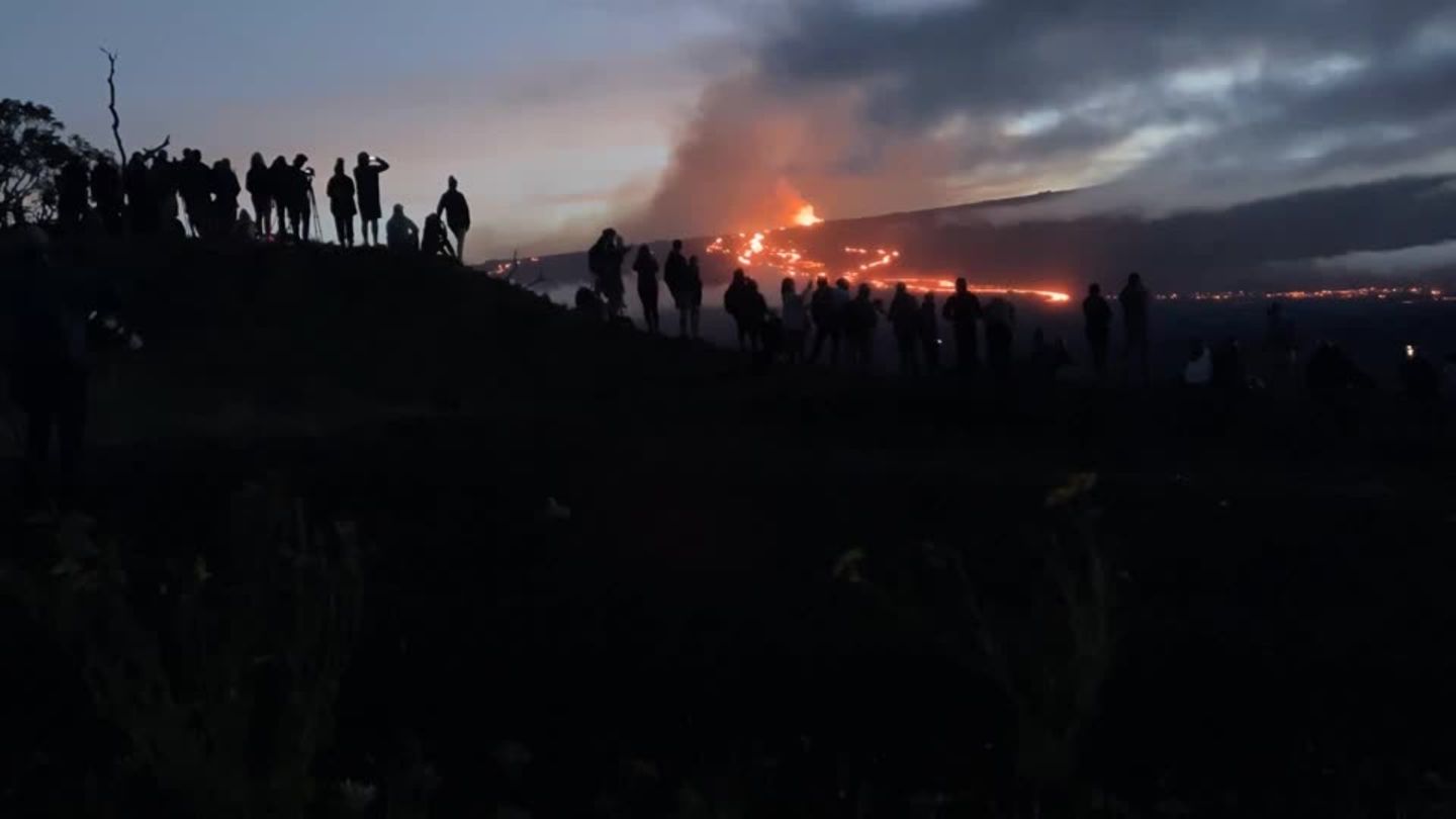 Video: Hawaii: Schaulustige bestaunen größten aktiven Vulkan der Welt ...