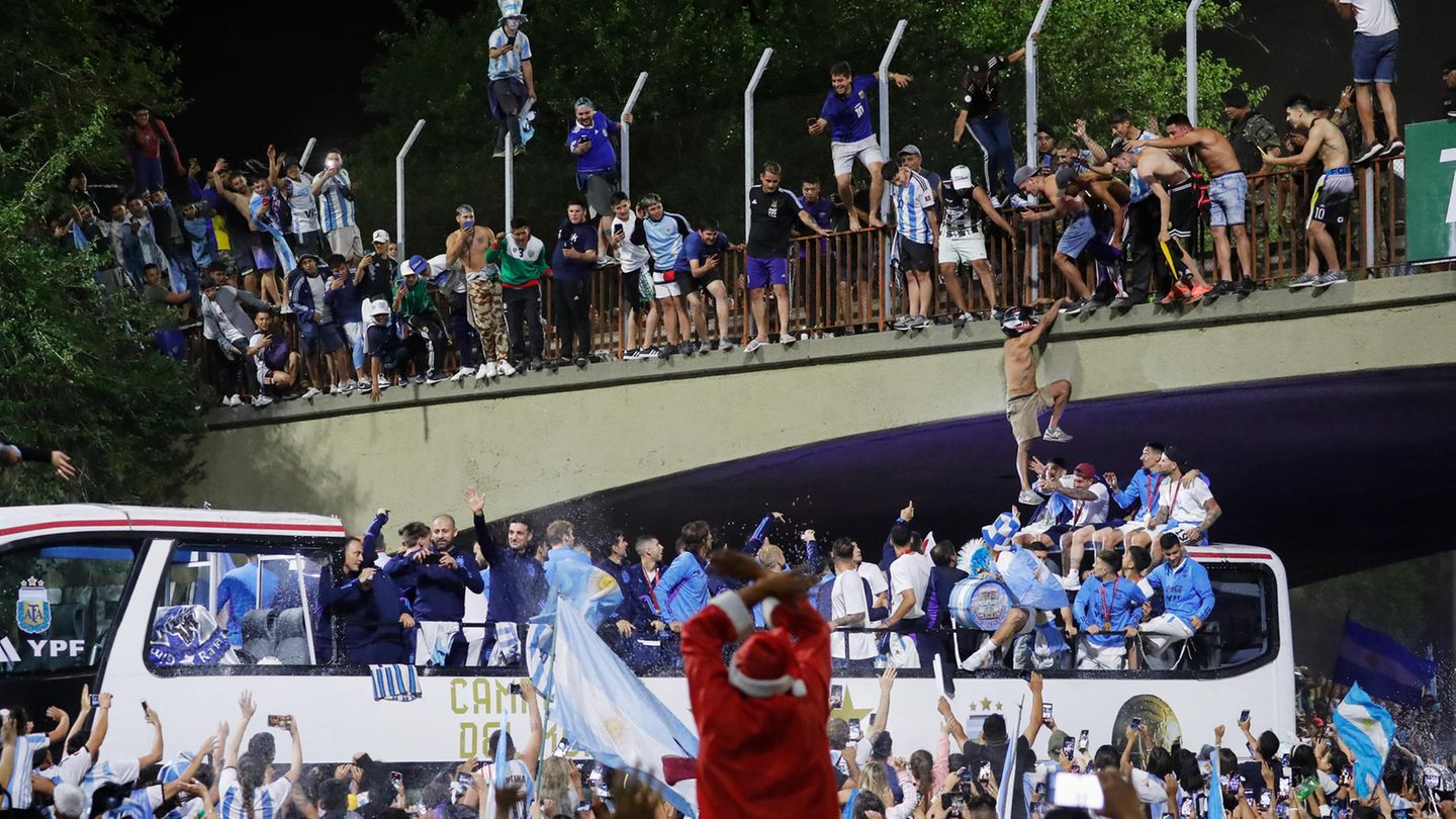 Argentinien: Millionen Fans huldigen Messi und der Nationalelf | STERN.de