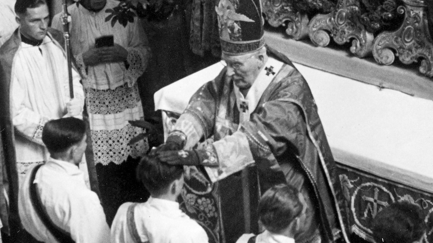 Papst Benedikt XVI.: Das bewegte Lebens des Kirchenoberhaupts | STERN.de