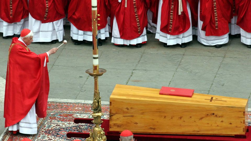 Papst Benedikt XVI.: Das bewegte Lebens des Kirchenoberhaupts | STERN.de