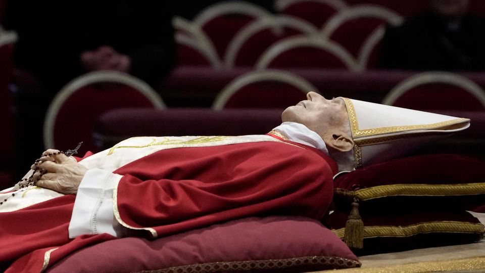 Leichnam von Benedikt XVI. im Petersdom aufgebahrt | STERN.de