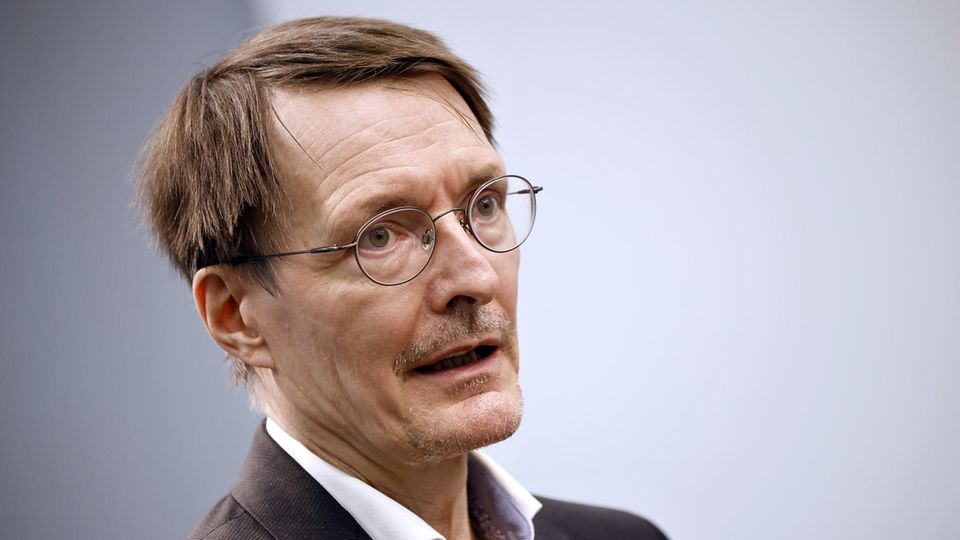 Gesundheitsminister Lauterbach erwägt vorzeitiges Ende der Maskenpflicht | STERN.de