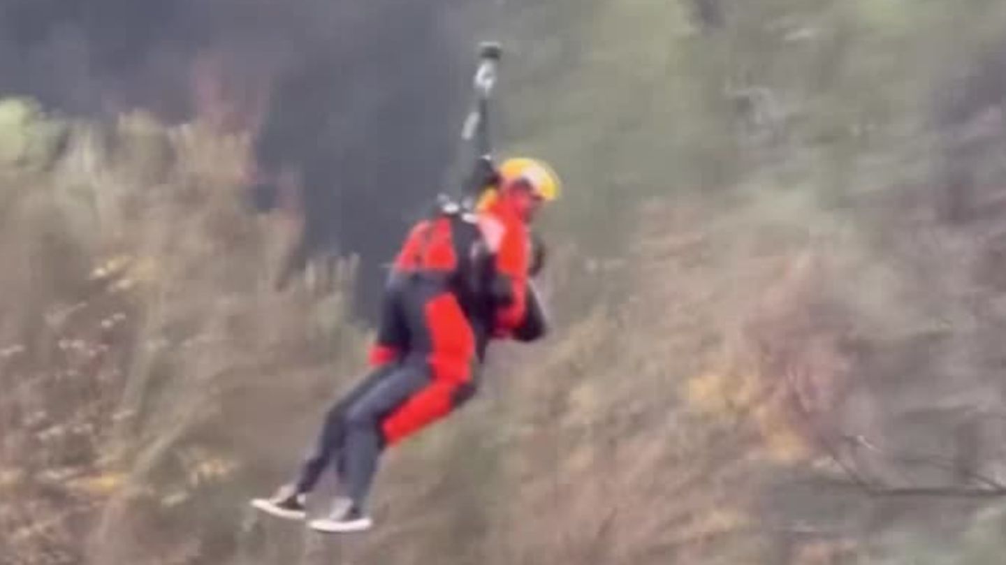 USA: Von Flut überraschte Frau aus Baumkrone gerettet (Video) | STERN.de