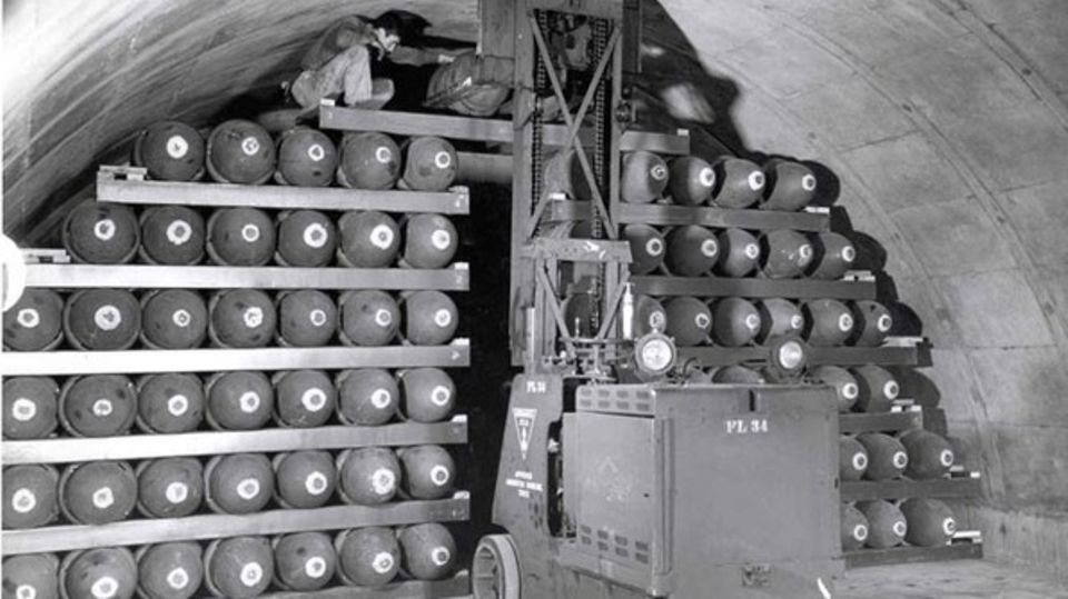 Hurra die Welt geht unter: Luxus-Bunker mit Swimming-Pool: So entspannt ...