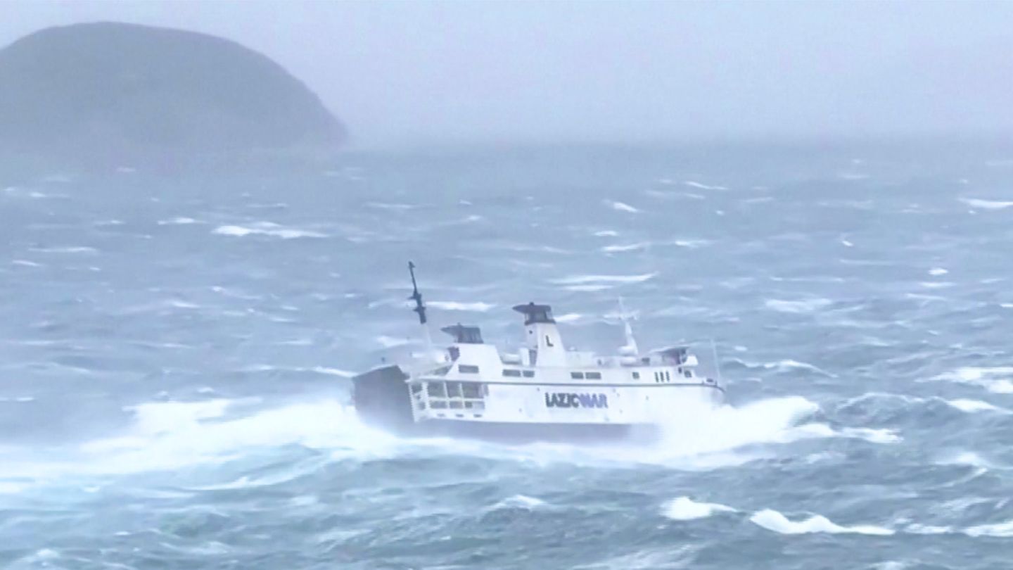 Italien: Acht Meter hohe Wellen – Fährfahrt wird zum Horrortrip (Video ...