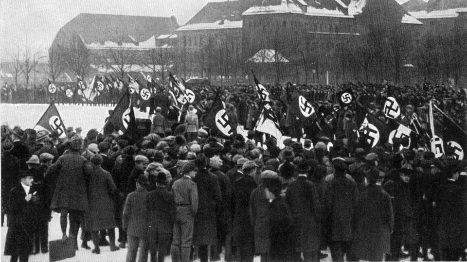NSDAP-Parteitag vor 100 Jahren: Hitler fordert die Republik heraus | STERN.de