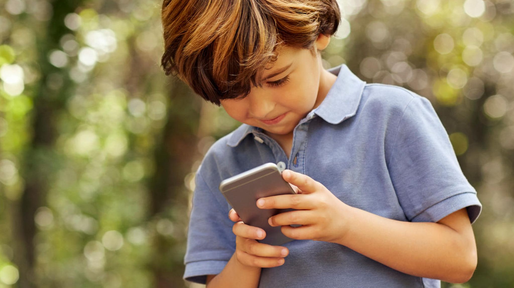 Junge (6) schnappt sich das Handy vom Papa und bestellt Essen für 1500 ...