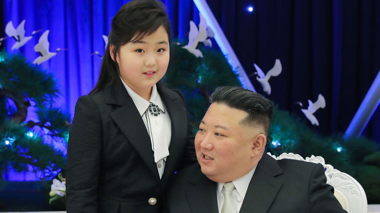 Nordkorea: Kim Jong Un zeigt sich mit Frau und Tochter (Video) | STERN.de
