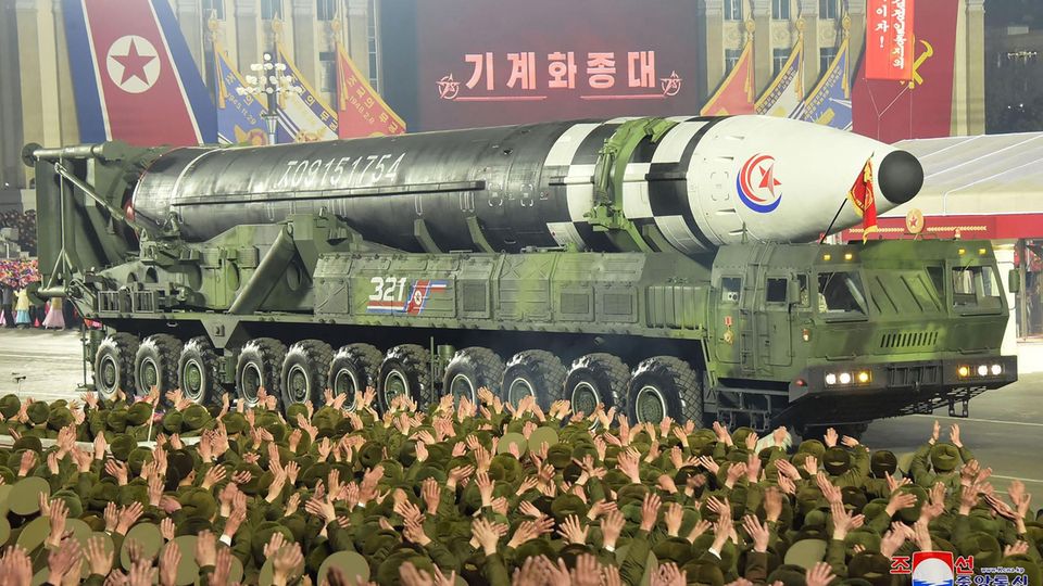 Nordkorea zeigt bei Militärparade offenbar neue Rakete (Video) | STERN.de