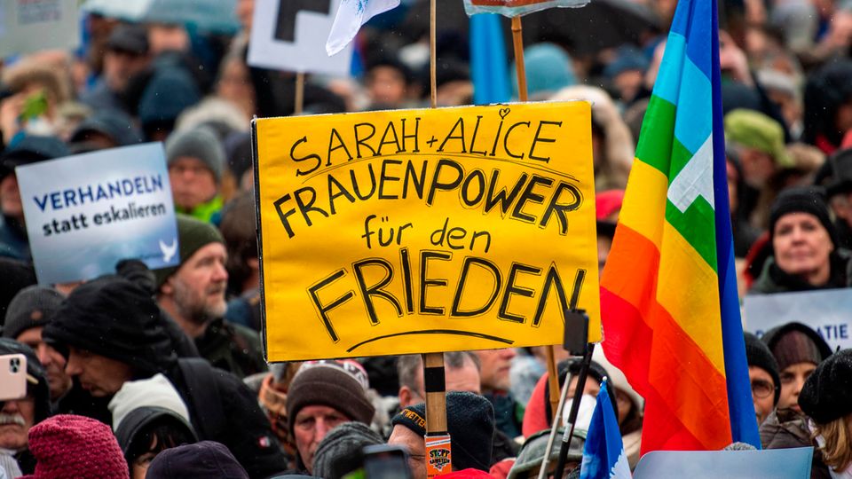 Demo in Berlin: Tausende folgen Schwarzer-Wagenknecht-Aufruf | STERN.de