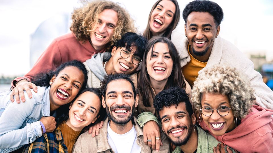 Glücklich(er) werden: Laut Wissenschaft helfen diese 14 Gewohnheiten ...