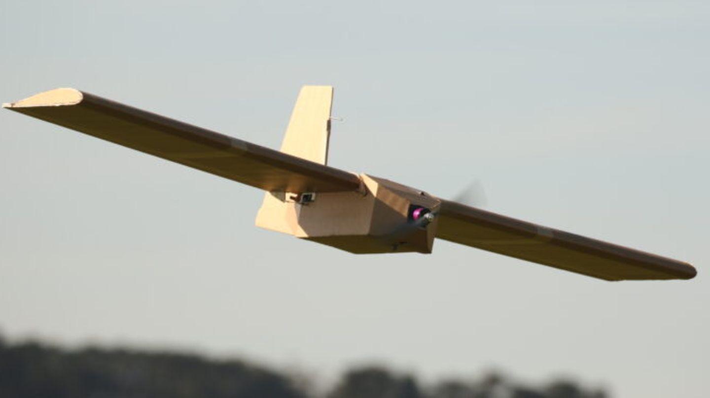 Pappdrohne gegen Russland: Warum die Ukraine jetzt auf Karton-Flugzeuge ...
