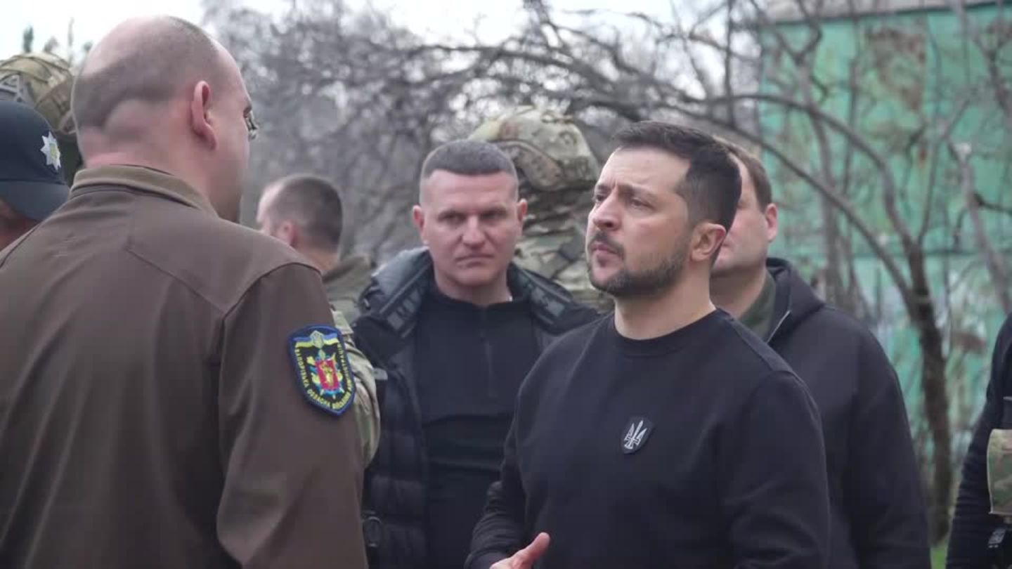 Video: Selenskyj erneut auf Frontbesuch | STERN.de