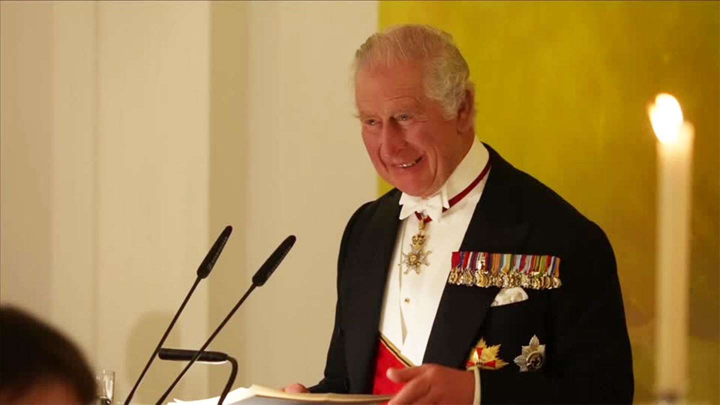 König Charles III. sorgt bei Rede im Schloss Bellevue für großen Lacher ...