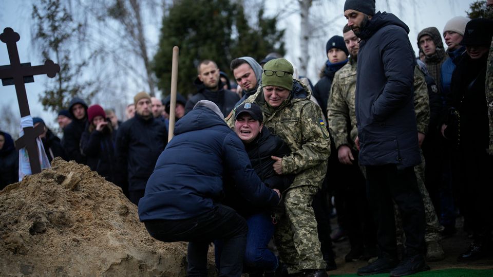 Massaker von Butscha: Die Trauer hält, Wiederaufbau geht voran | STERN.de