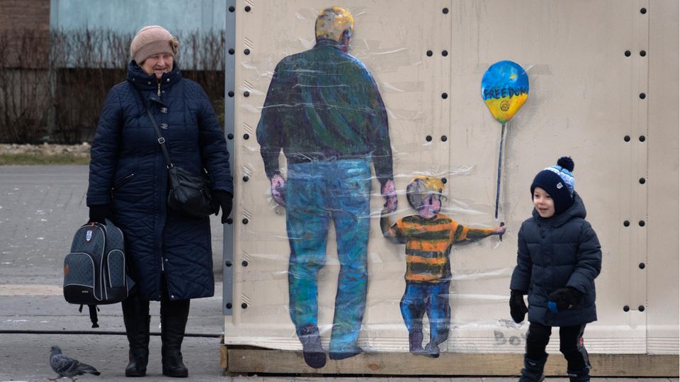 Massaker von Butscha: Die Trauer hält, Wiederaufbau geht voran | STERN.de