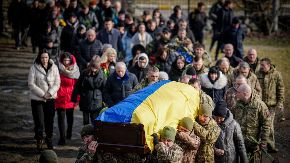 Massaker von Butscha: Die Trauer hält, Wiederaufbau geht voran | STERN.de
