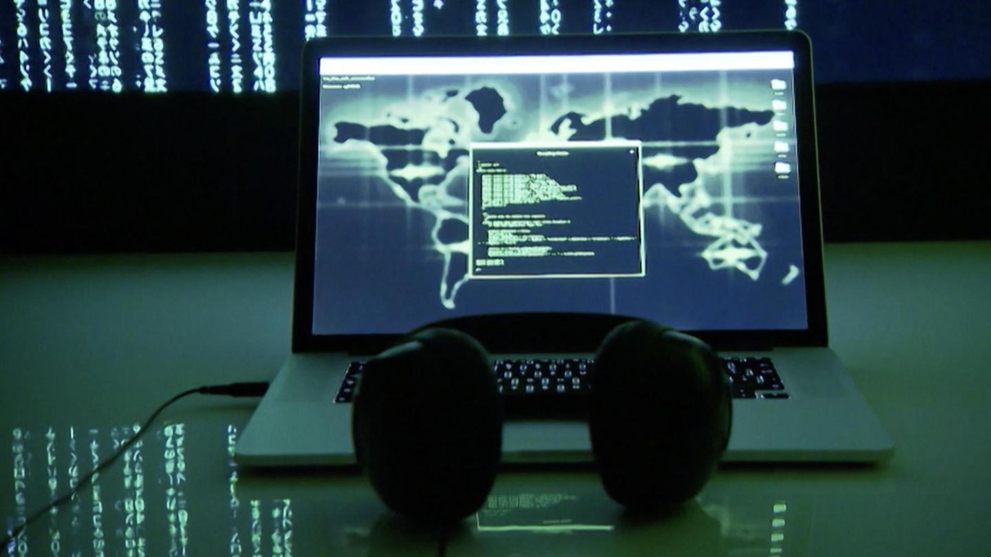 Hackerangriff: Was Hacker-Netzwerke neuen Mitarbeitern bieten (Video ...