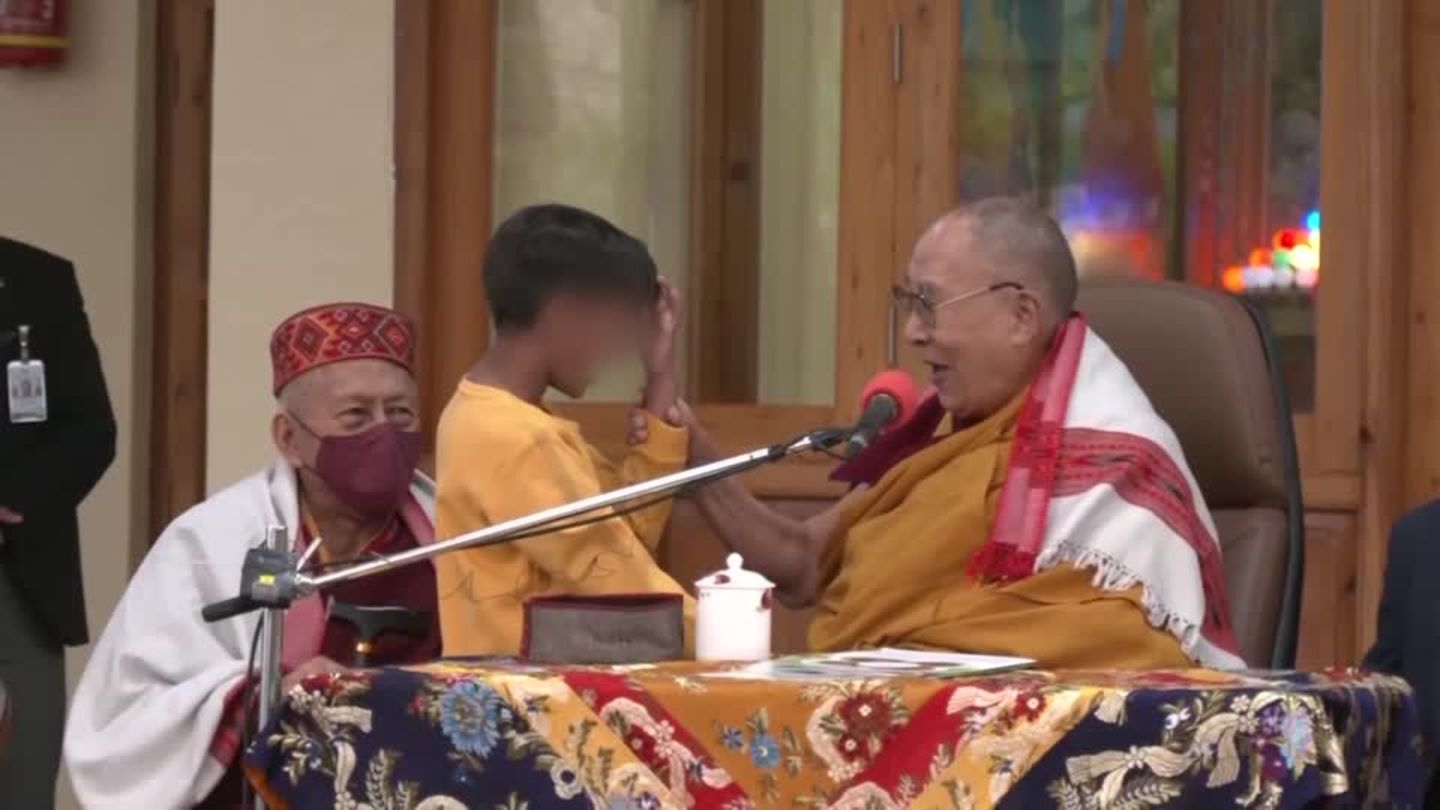 Dalai Lama nach Kuss-Video in Bedrängnis: 87-Jähriger bittet kleinen Jungen um Verzeihung | STERN.de
