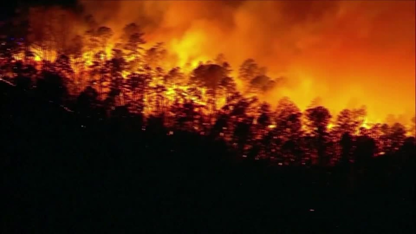 Video: Waldbrand in New Jersey zwingt Anwohner zum Verlassen ihrer ...