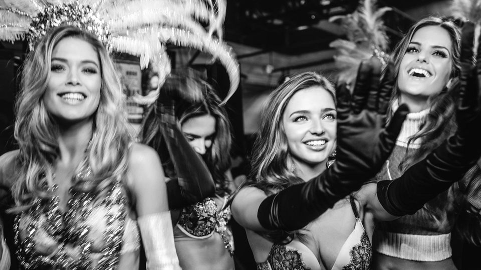 Toni Garrn und Co.: Ausstellung in Berlin zeigt Fotografien von Russell ...