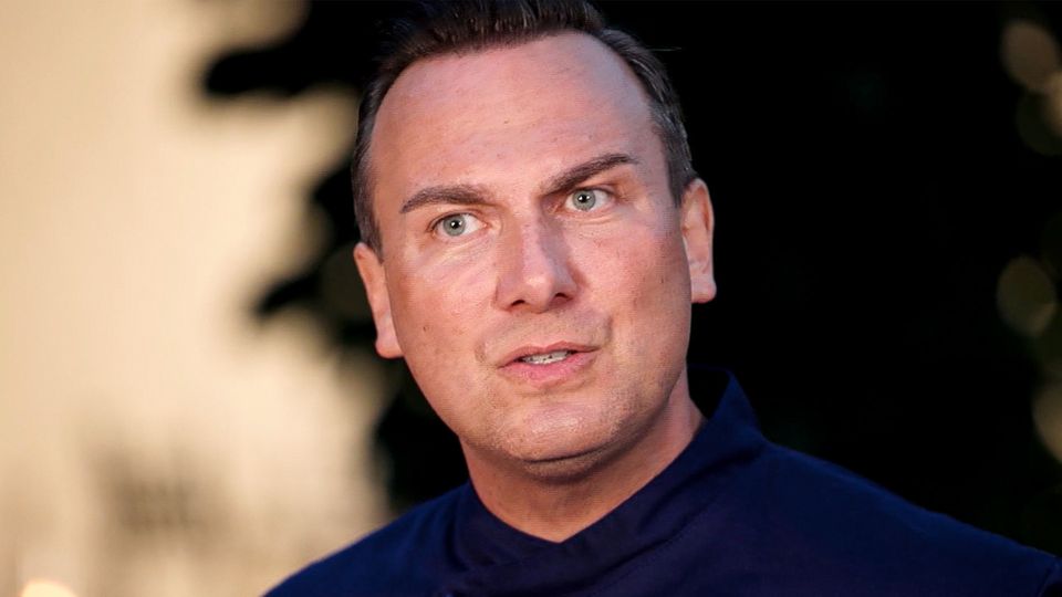 "Grün und blau geschlagen": Tim Raue spricht über seine Kindheit | STERN.de