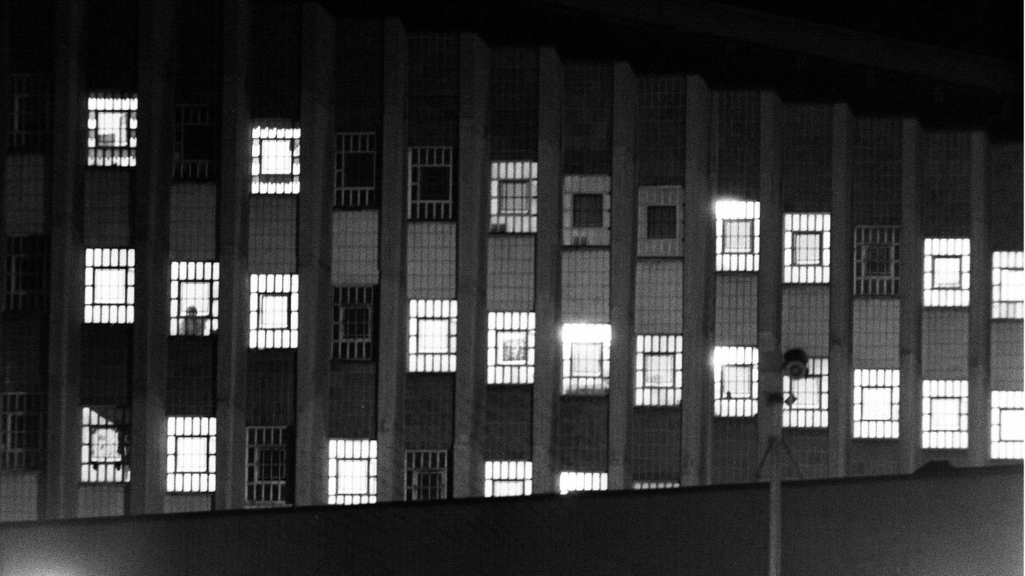 RAF vor 25 Jahren aufgelöst: Drei Jahrzehnte des Terrors in Bildern ...