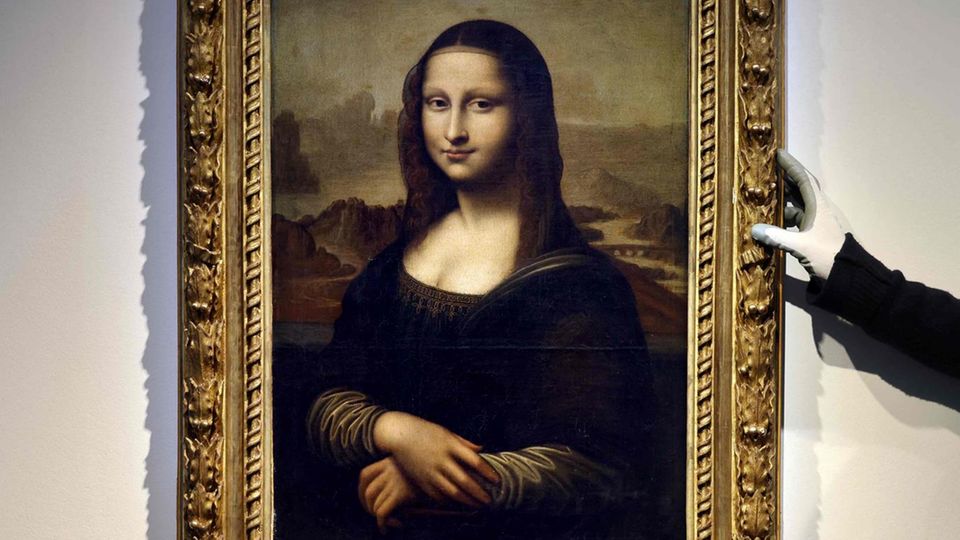"Mona Lisa": Zwei Klima-Aktivistinnen bewerfen Gemälde im Louvre mit ...