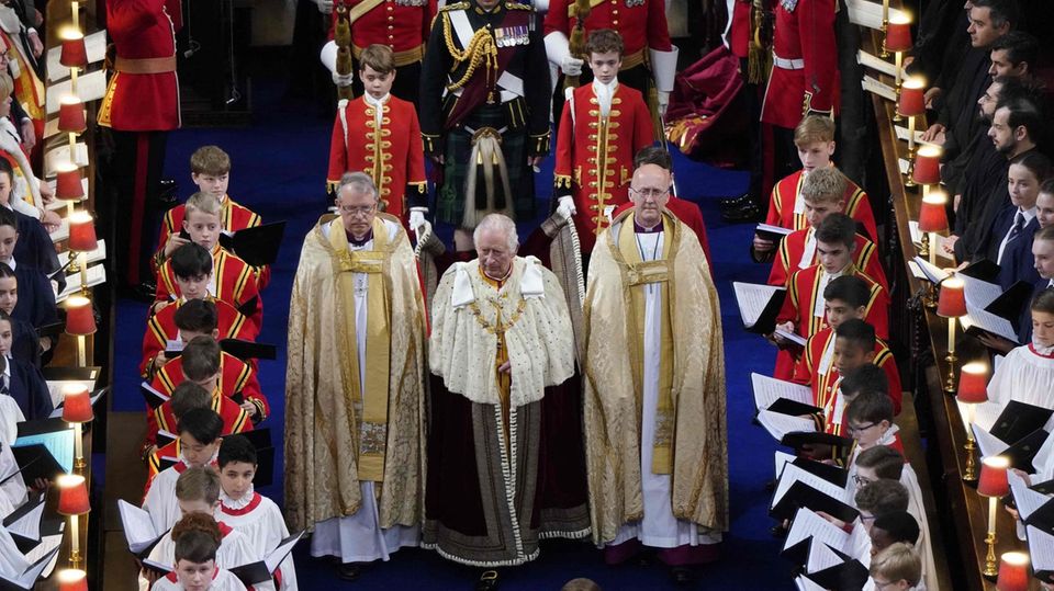 Krönung von Charles III.: Es ist vollbracht: Charles trägt die ...