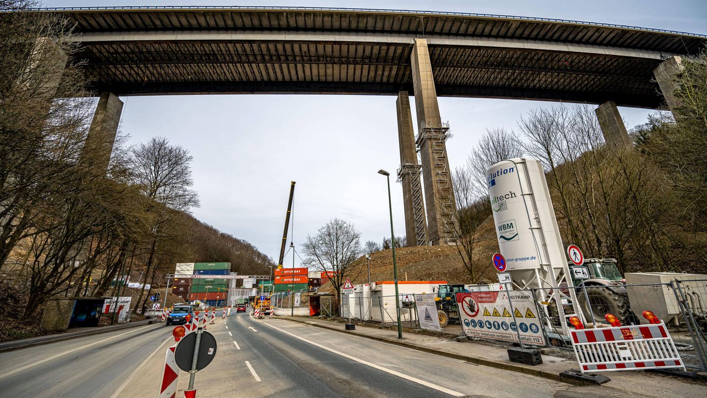 Rahmedetalbrücke an der A45: Die besten Bilder der Sprengung | STERN.de