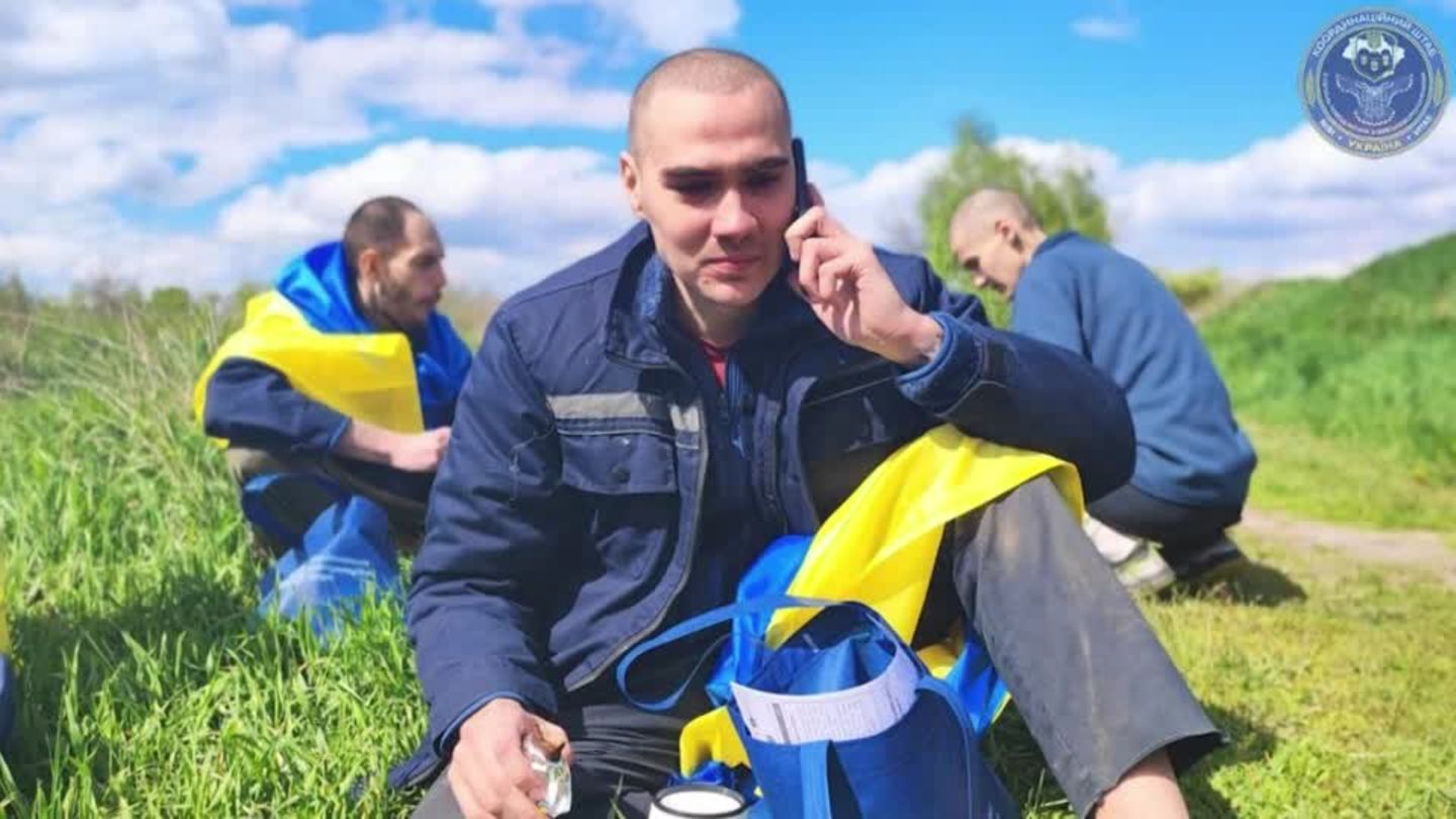 Ukraine-Krieg: 45 Asow-Soldaten aus russischer Gefangenschaft ...