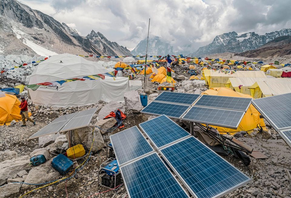 Mount Everest versinkt im Abfall – Nepals Armee sammelt elf Tonnen Müll ...