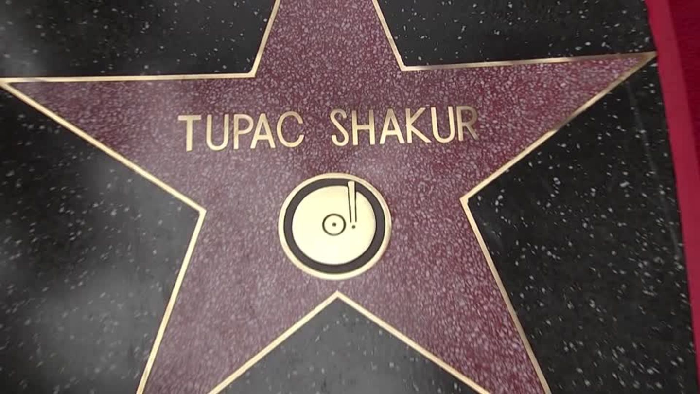 Video: Rapper Tupac Shakur erhält Stern auf dem Hollywood Walk of Fame ...