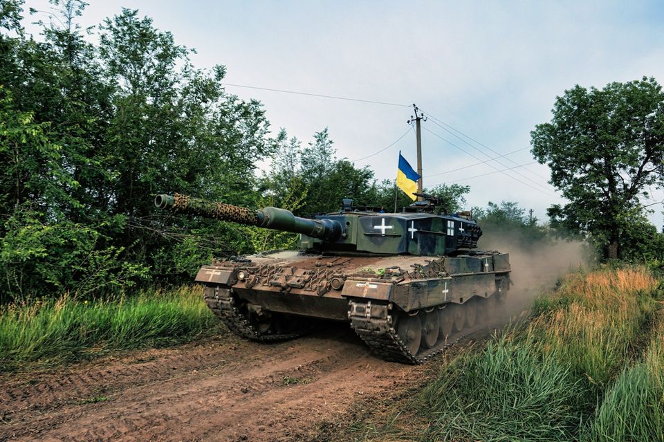 Ukraine greift nun mit Leopard-Panzer an, doch Russland hält Stellung ...