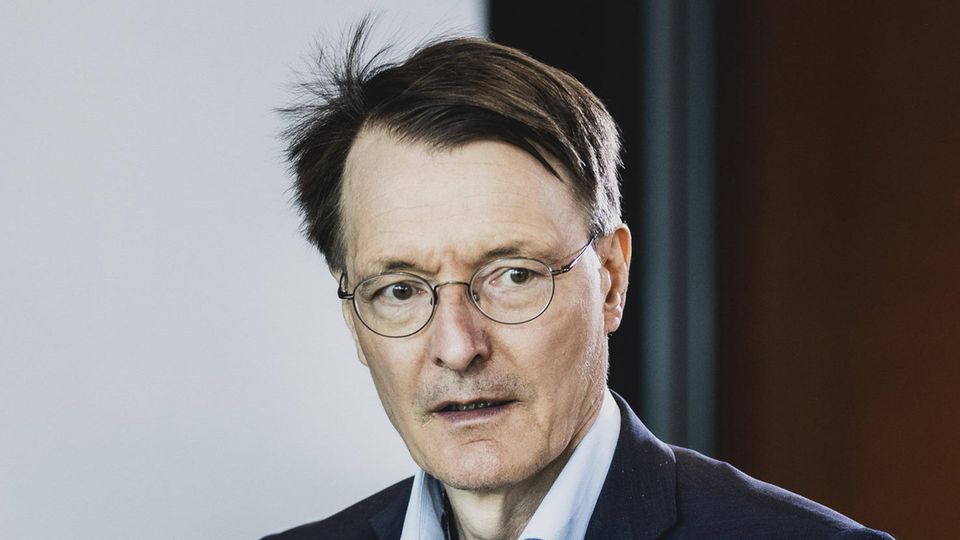 Karl Lauterbach: Kassenbeiträge werden 2024 steigen müssen | STERN.de