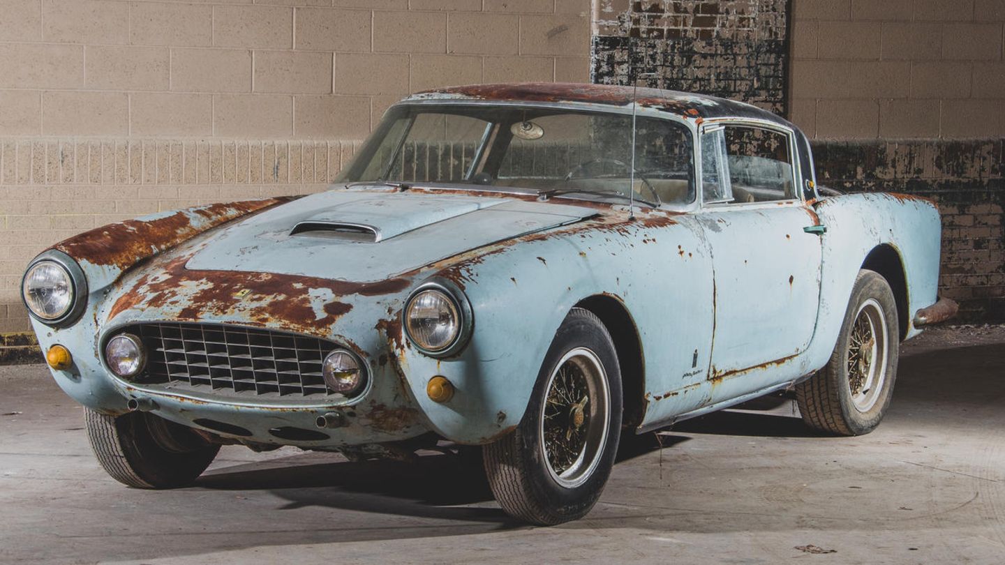 20 seltene Ferraris: Alte Sportwagen aus Scheune gerettet | STERN.de