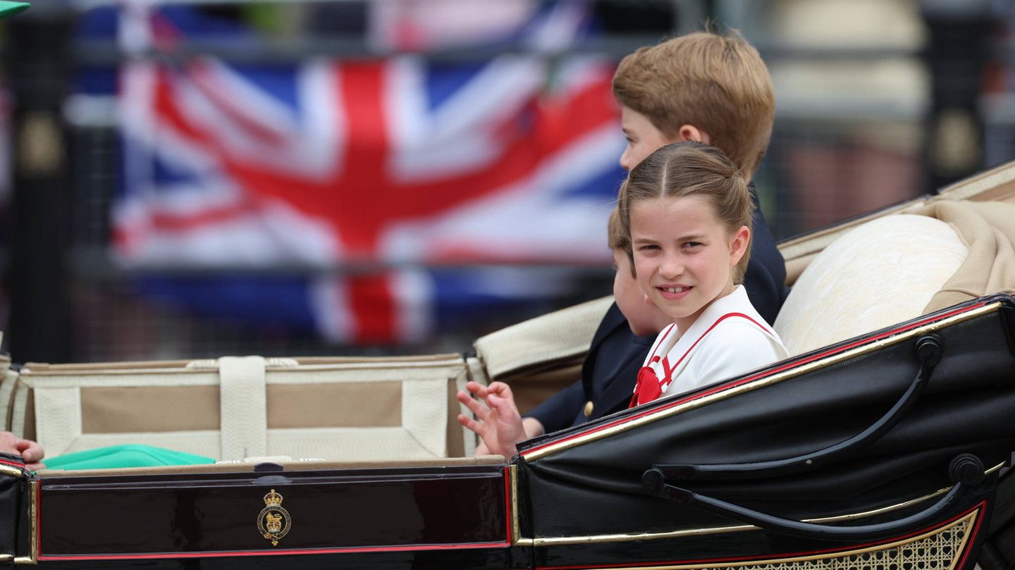 Trooping the Colour: Charles hoch zu Ross, Kate und die Kinder in der ...