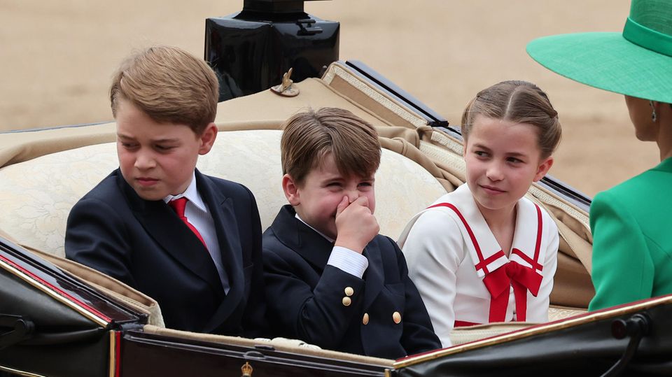 Trooping the Colour: Charles hoch zu Ross, Kate und die Kinder in der ...