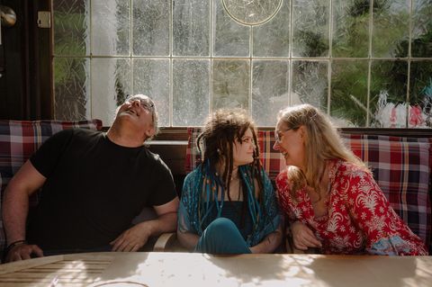 Inklusion in Schulen: Besuch bei zwei Familien mit besonderen Töchtern ...