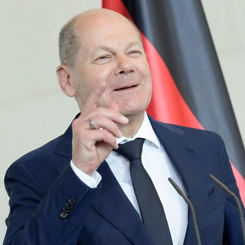 Olaf Scholz trägt Augenklappe und zeigt dabei ganz neue Seiten | STERN.de